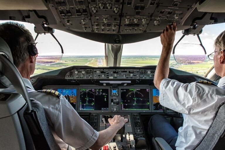 Why do airlines have multiple pilots on a flight? – Just About Flying